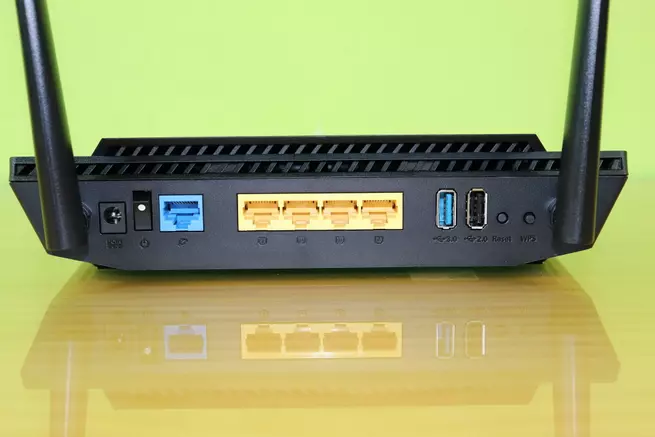 华硕 RT-AX56U Wi-Fi 路由器的千兆位、USB 端口和按钮