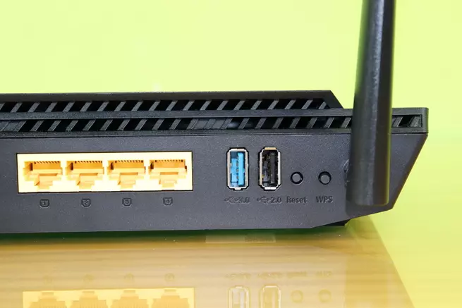 华硕 RT-AX56U Wi-Fi 路由器的千兆 LAN、USB 端口和按钮