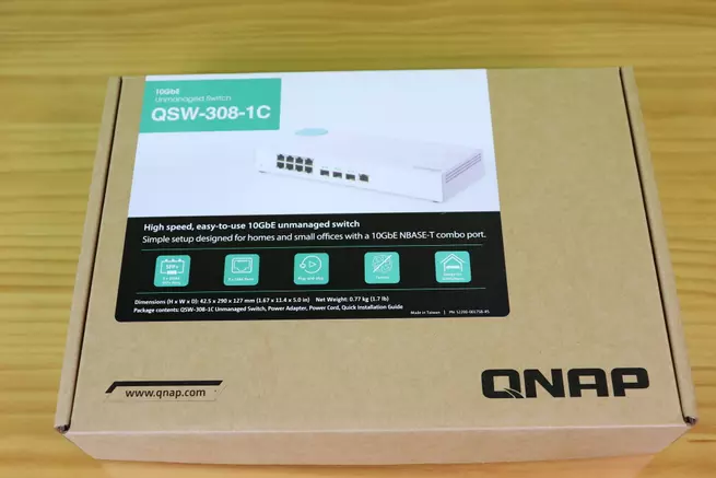 Передняя панель неуправляемой распределительной коробки QNAP QSW-308-1C