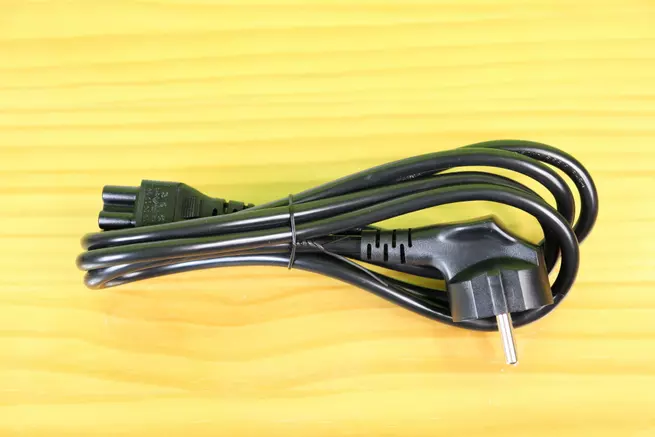 QNAP QSW-308-1C 10G превключвател захранващ кабел