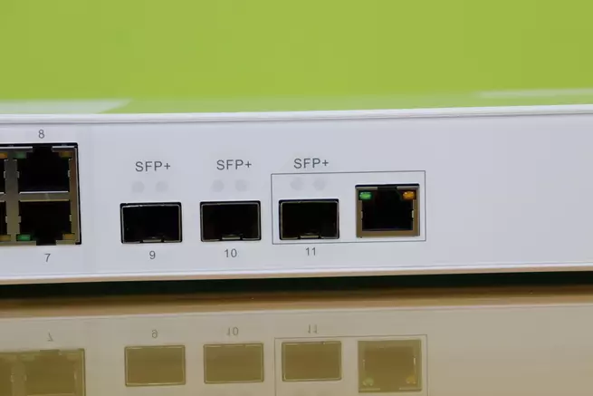 SFP+ и 10GBASE-T портове на QNAP QSW-308-1C 10G комутатор