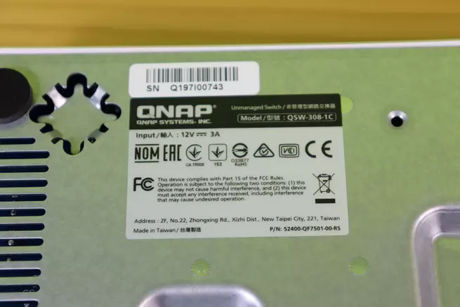 Sa ibabang bahagi ng QNAP QSW-308-1C 10G switch nang detalyado