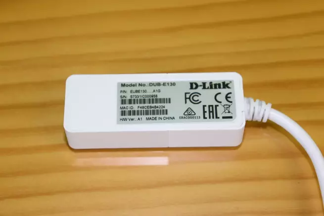 Li binê D-Link DUB-E130 USB 3.0 Type-C berbi Gigabit Ethernet Adapter bi hûrgulî