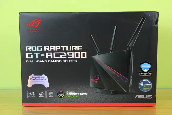 ASUS ROG रॅप्चर GT-AC2900 गेमिंग राउटर बॉक्सच्या समोर