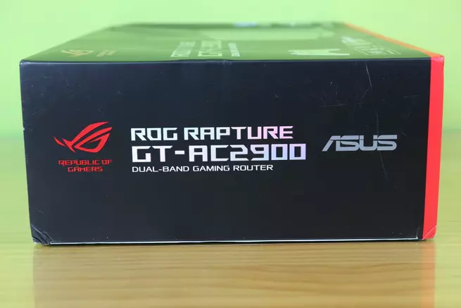 Upande wa kushoto wa sanduku la kipanga njia cha ASUS ROG Rapture GT-AC2900