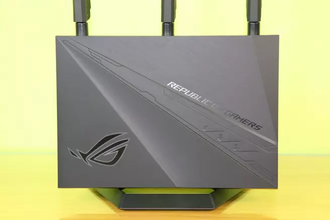 Maelezo ya sehemu ya mbele ya kipanga njia cha michezo cha ASUS ROG Rapture GT-AC2900