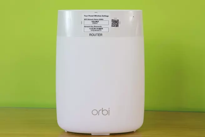 Front Vue vum NETGEAR Orbi RBR50 Router am Detail