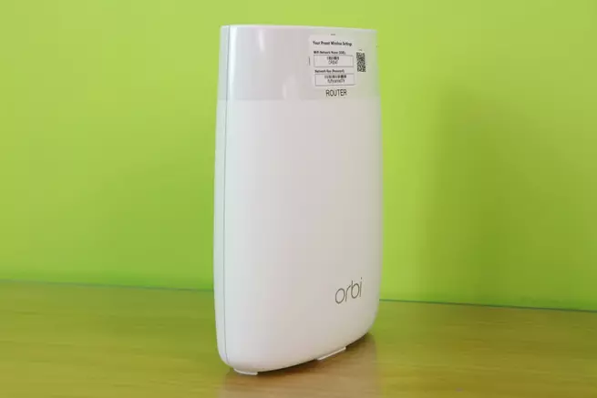 NETGEAR Orbi RBR50 з левага боку