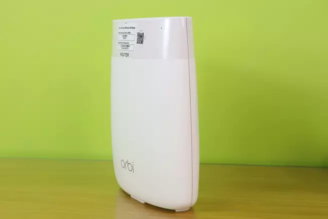 NETGEAR Orbi RBR50 හි දකුණු පැත්ත විස්තරාත්මකව