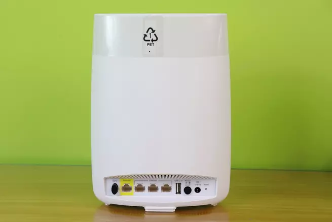 Inyuma ya NETGEAR Orbi RBR50 hamwe nibihuza byose muburyo burambuye