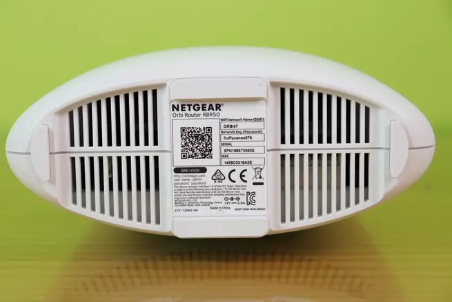 උපකරණ දත්ත ස්ටිකරය සහිත NETGEAR Orbi RBR50 පහළ ප්‍රදේශය