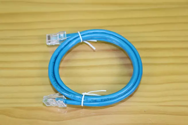 Cat5e мрежов кабел на рутера D-Link DIR-842 в детайли