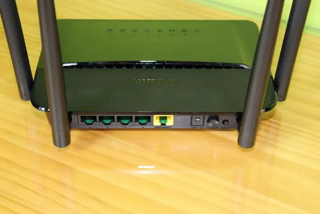 D-Link DIR-842 router newtrali fuq daharha