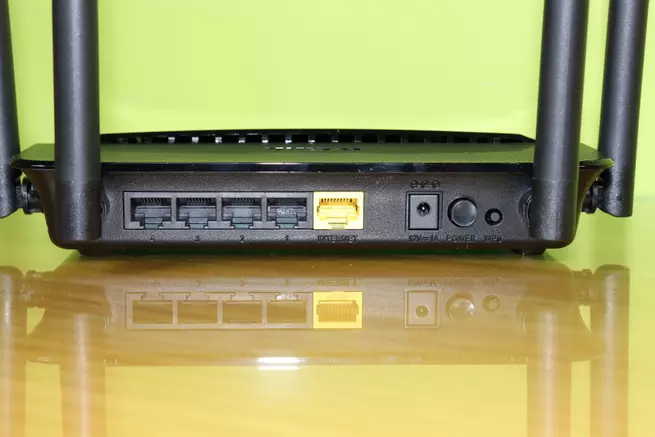 Connessioni cablate del router neutro D-Link DIR-842