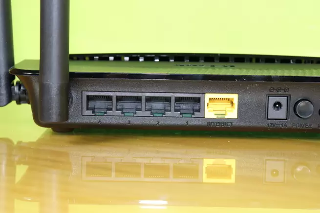 Portos Gigabit Ethernet do router neutro D-Link DIR-842