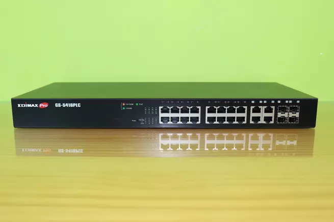 Sa atubangan sa Edimax GS-5416PLC PoE + switch sa detalye