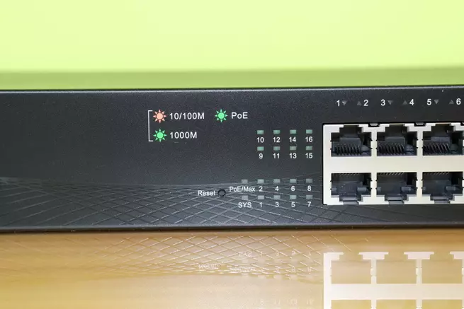 Edimax GS-5416PLC PoE+-ŝanĝaj statusaj LEDoj