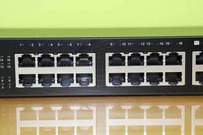 Gigabit Ethernet port nga adunay PoE + sa Edimax GS-5416PLC switch