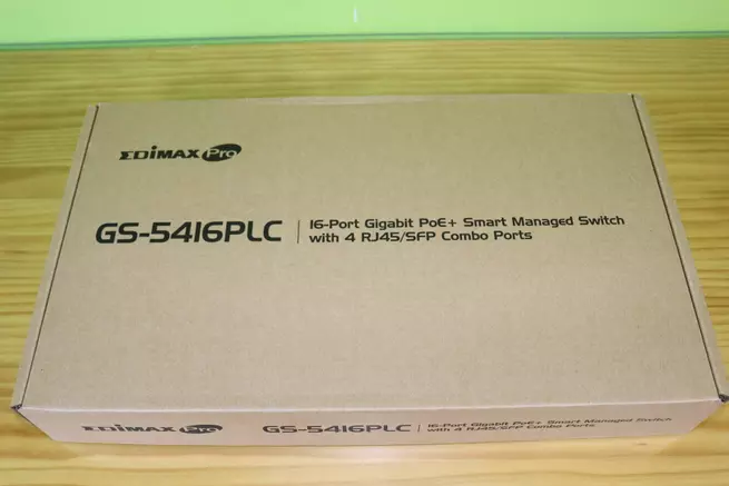 Edimax GS-5416PLC PoE + wyklýuçatel gutusynyň öňi