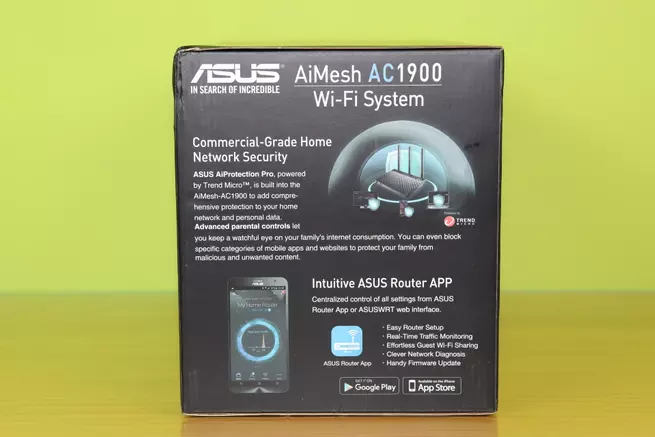 Bahagian kanan sarung sistem Wi-Fi ASUS RT-AC67U