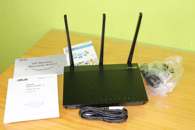 Kandungan Kotak Sistem Wi-Fi ASUS RT-AC67U Mesh