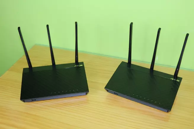 Деталь двох роутерів системи Wi-Fi ASUS RT-AC67U