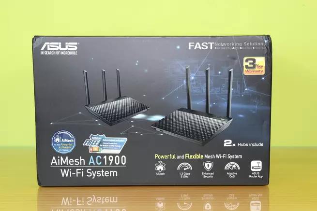 Bahagian hadapan sarung ASUS RT-AC67U, sistem Wi-Fi Mesh