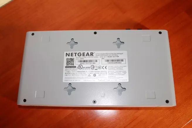 Part inferior del switch NETGEAR GC110P