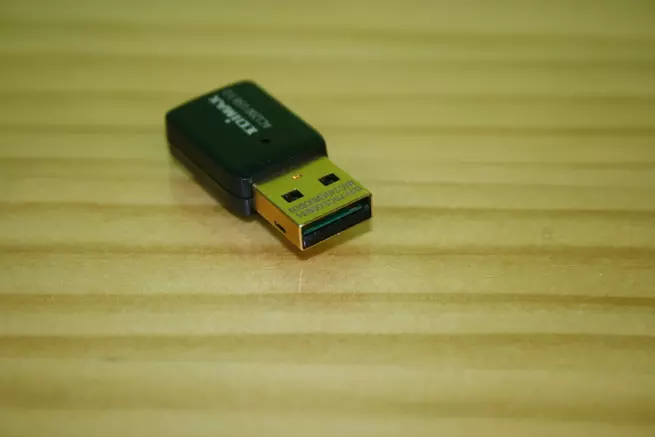 USB 3.0-kontakt i detalj på Edimax EW-7822UTC