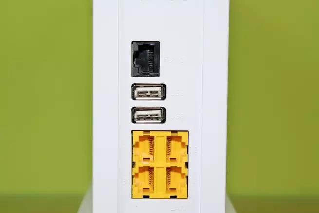 ISDN, USB 2.0 uye Gigabit Ethernet zviteshi zveFRITZ!Box 6590 Cable router