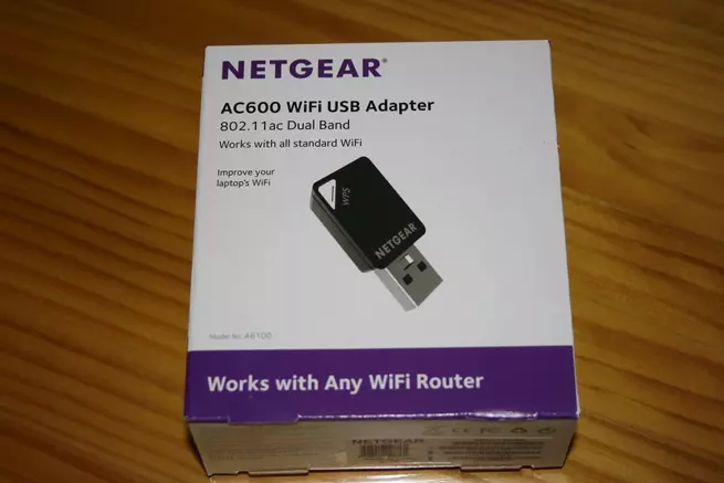 Voorkant van die NETGEAR A6100 Wi-Fi-adapterboks