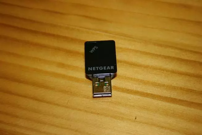 Voorkant van die NETGEAR A6100 Wi-Fi-adapter met USB