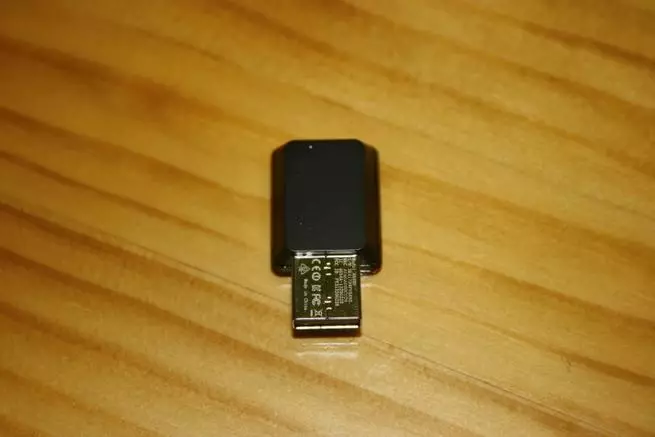 带 USB 的 NETGEAR A6100 Wi-Fi 适配器正面