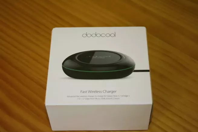 Přední strana pouzdra bezdrátové nabíječky dodocool Fast Wireless Charger