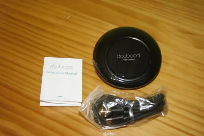 Obsah krabice dodocool Fast Wireless Charger s USB kabelem a rychlou instalací