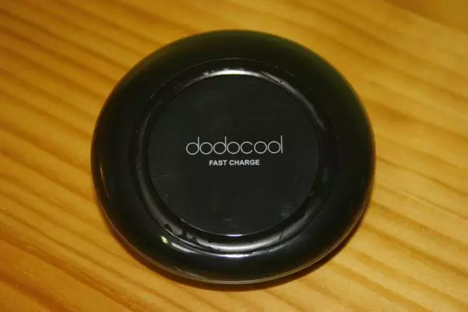 Přední strana bezdrátové nabíječky dodocool Fast Wireless Charger