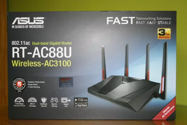 ASUS RT-AC88U router box pem hauv ntej