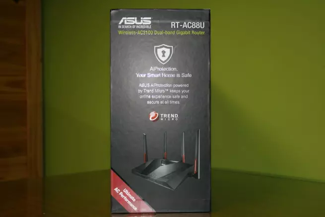 Правая сторона коробки роутера ASUS RT-AC88U