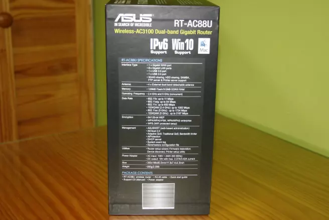 Sisi kénca kotak router ASUS RT-AC88U