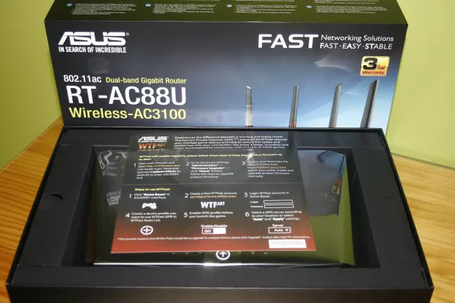 ASUS RT-AC88U yönlendirici kutusunun içinde