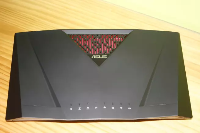 ASUS RT-AC88U high-performance na router sa harap