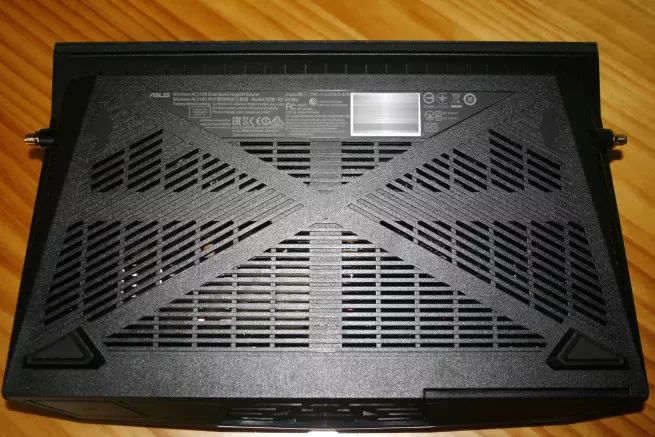 ASUS RT-AC88U maršrutētāja apakšdaļa