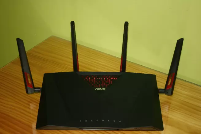 Témbongkeun tina ASUS RT-AC88U router dina sakabéh kamulyaan na