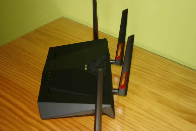 ASUS RT-AC88U روتېرنىڭ پۈتۈن شان-شەرىپىدە كۆرۈنۈشى