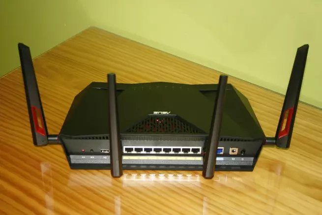 Saib ntawm ASUS RT-AC88U router nyob rau hauv tag nrho nws lub yeeb koob