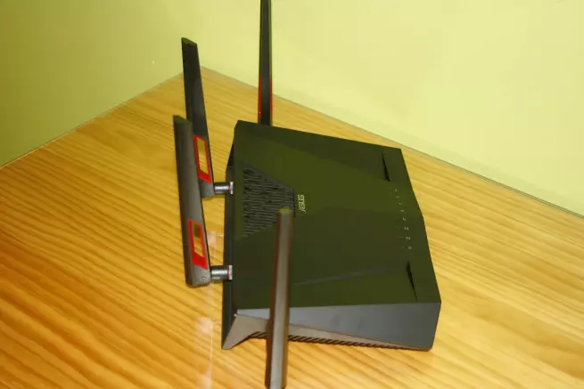 Vista del router ASUS RT-AC88U en tota la seva esplendor