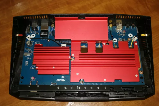 Composants avec les dissipateurs rouges de l'ASUS RT-AC88U