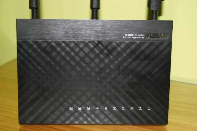 ASUS 4G-AC55U router အရှေ့ဘက်တွင် အသေးစိတ်ဖော်ပြထားသည်။