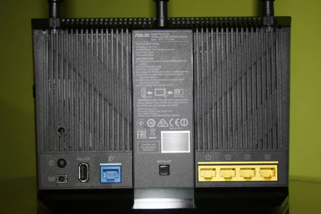 Ka morao ho router ea ASUS 4G-AC55U ka botlalo