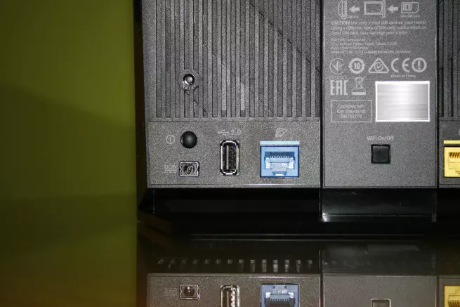 Поглед на WAN портот, USB и конекторот за напојување на ASUS 4G-AC55U